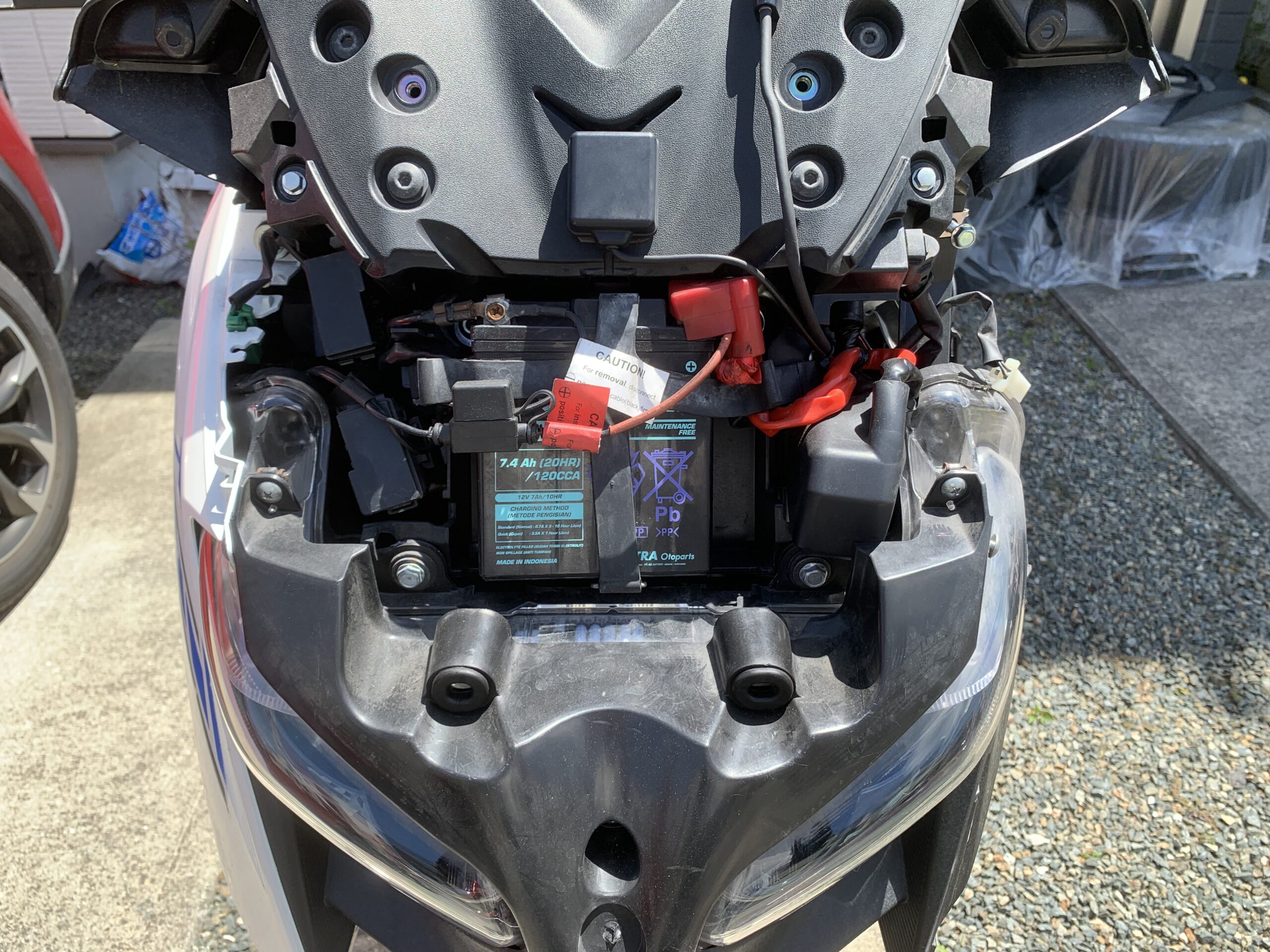 【XMAX250のバッテリー位置】 バッテリー交換などの時に│ムーチョのお部屋 自動車の修理や生活改善のブログマガジン