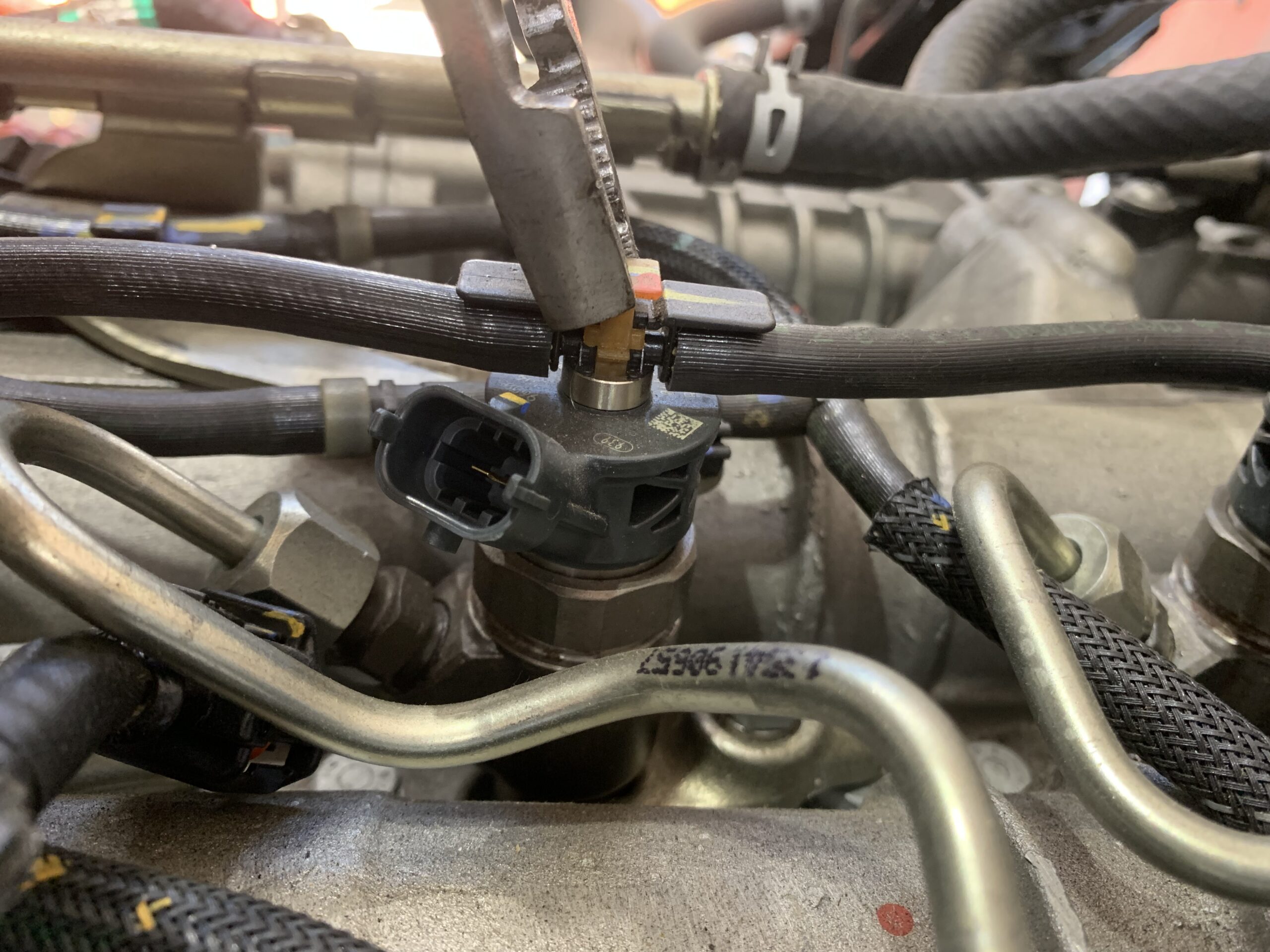 三菱ふそう【4P10エンジン】インジェクターのリターンホース。クイックカプラーの取り外し方法│ムーチョのお部屋 自動車の修理や生活改善のブログマガジン