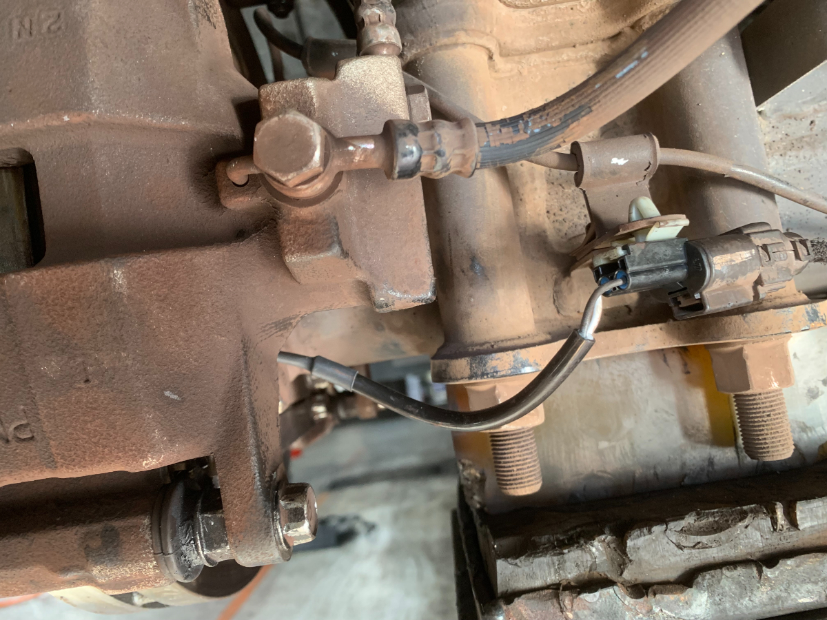 【三菱ふそう・キャンター】4P10 メーターパネル内にオレンジ色のブレーキパッドのランプが点灯した原因 パッドの交換をした話│ムーチョのお部屋 ...